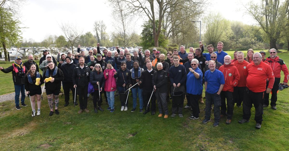 More than 60 volunteers take part in Thames Trade Clean-up Day at River ...