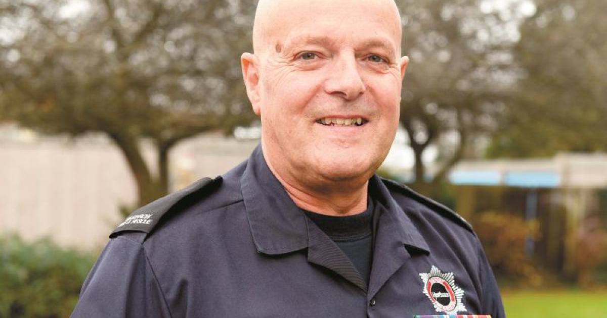 Heathrow's longest serving firefighter retires after 40 years - Photo 1 ...