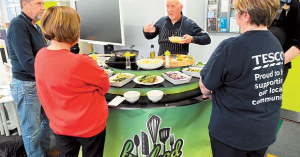 PCSO dishes out lesson in healthy eating at Dedworth Library - Windsor ...