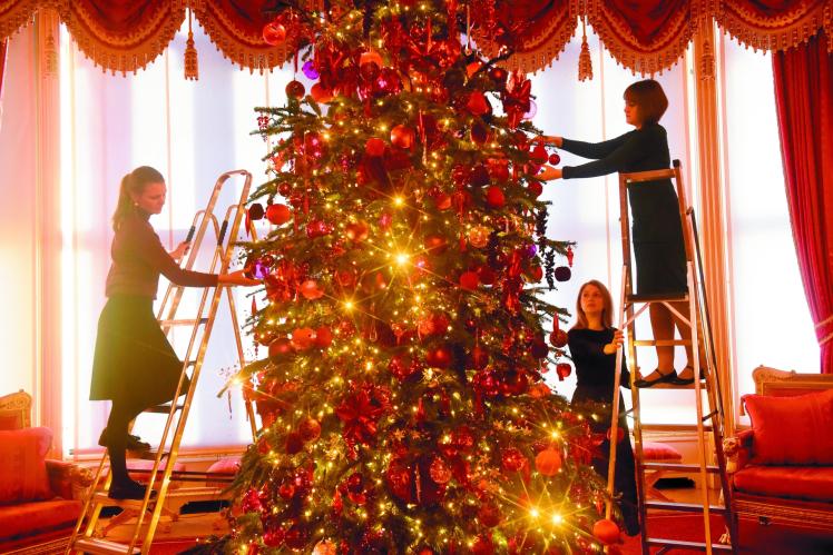 20-foot Christmas Tree unveiled at Windsor Castle - Photo 1 of 14 ...