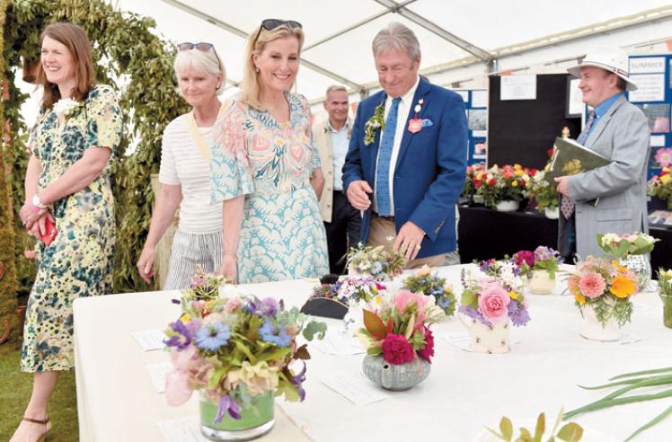 IN PICTURES: Windsor Flower Show honours King's 'enduring love' of ...