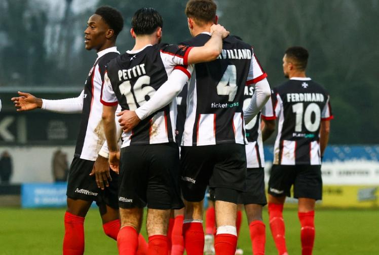 De Havilland: "We thought we'd just give it to them and press them high ...